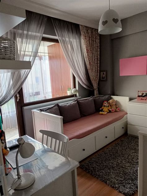 Gemütliches Wohnzimmer Mit Couch Und Tisch Yatak Odası Düzenleme Küçük Oda Tasarım Oda