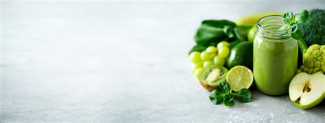 녹색 건강 스무디 양배추 잎 라임 사과 키 위 포도 바나나 아보카도 양상추와 유리 항아리 잔 이나 공간에 복사 합니다 원시 채식주의 채식 알칼리 성 식품 개념 배너 0명에