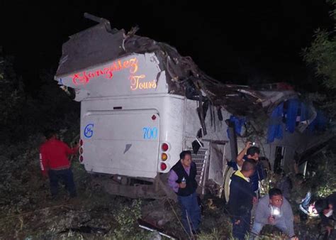 Sin Control Bus Cae En Abismo Y Deja 3 Muertos Y 40 Heridos En México