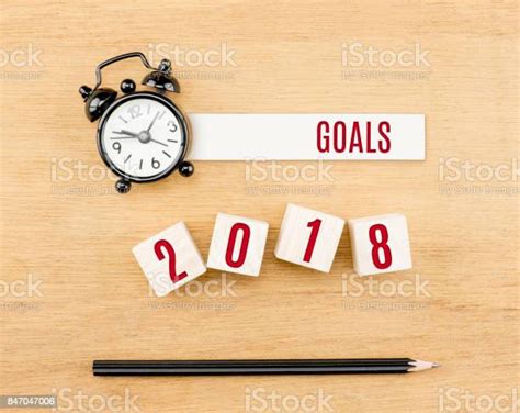 나무 테이블 새 해 사업 개념에 연필과 시계 최고 전망 나무 큐브에 빨간 목표 2018 년 2018년에 대한 스톡 사진 및 기타