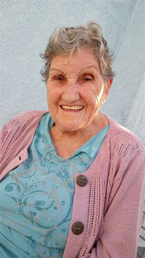 Laura Morceli Alarcon Pax Jardim Cemitério