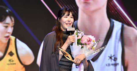 W시상식 ‘적수가 없다 Kb스타즈 박지수 통산 4번째 정규리그 Mvp 수상···최초의 8관왕 등극