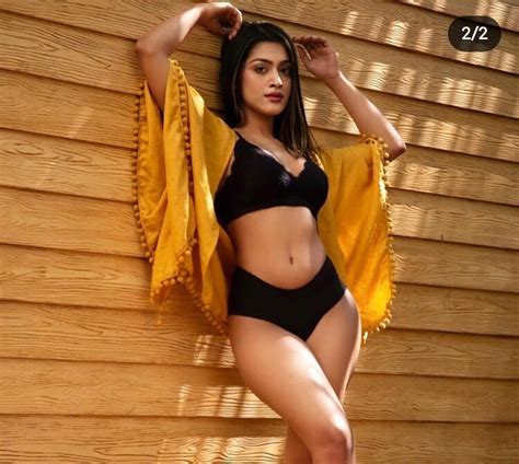 Shreya Shrivastava Flaunts Her Curves In Latest Pics The Live Nagpur