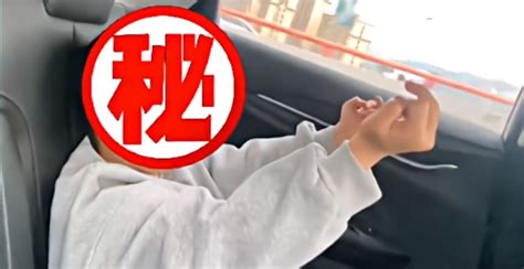 男孩向老师竖中指被姑姑罚竖一天 姑姑：已和他讲过多次不听 腾讯新闻