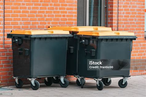 도시 거리에 있는 새롭고 깨끗한 쓰레기통 그룹 쓰레기와 쓰레기통을 환경 및 에코 프로젝트로 0명에 대한 스톡 사진 및 기타 이미지 Istock