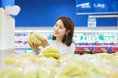 과일을 구매하는 소비자 사진 무료 다운로드 Lovepik