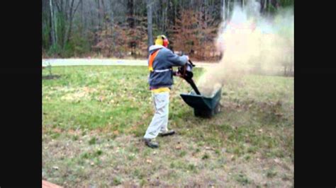 How To Fertilize Your Lawn The Easy Way Youtube