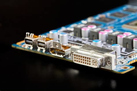 Vga Hdmi Dp 커넥터는 검은색 배경의 컴퓨터 그래픽 카드에 있습니다 0명에 대한 스톡 사진 및 기타 이미지 0명 3