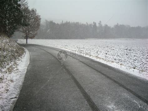 让它下雪吧森林穿越者寒冷场地沥青孤独暴风雪运输白色国家高清图片下载 正版图片321168713 摄图网
