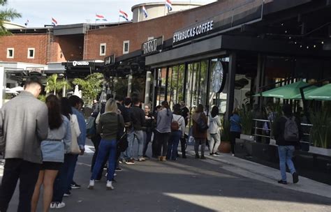Largas Filas Para Probar El Primer Starbucks En Paraguay Economía
