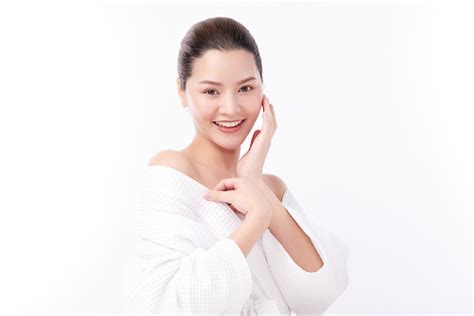 흰색 배경에 목욕 가운을 입고 아름다운 젊은 아시아 여성 얼굴 관리 얼굴 치료 화장품 아름다움과 스파 개념 건강관리와 의술에 대한 스톡 사진 및 기타 이미지 Istock