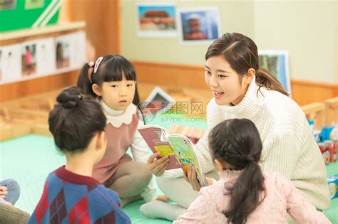 幼儿园孩子听老师讲课高清图片下载 正版图片 摄图网