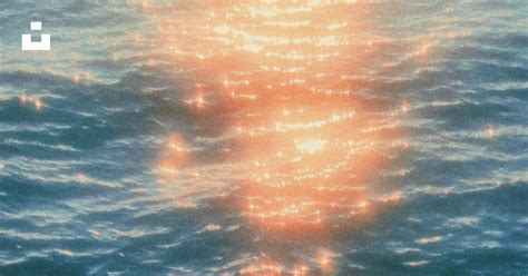 태양이 바닷물 위로 빛나고 있습니다 사진 Unsplash의 무료 이스트니 비치 이미지