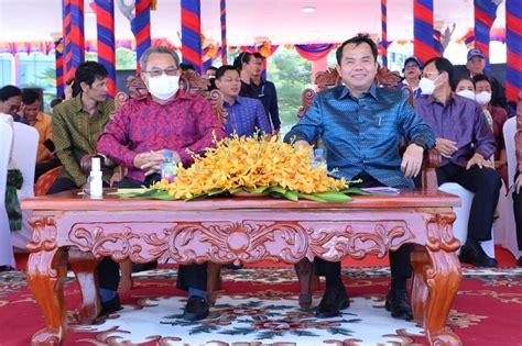 ថ្ងៃទី់១ ការប្រណាំងទូក ក្រុងតាខ្មៅប្រជាជន ចូលរួមទស្សនា យ៉ាងច្រើនកុះករ