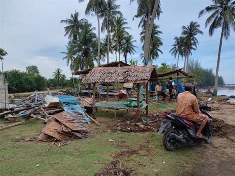 Puluhan Pondok Rusak Diterjang Ombak Di Pantai Wisata Aceh Timur
