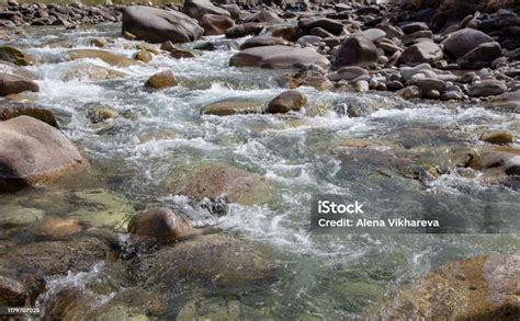 산의 성난 강물 돌과 물의 아름다운 자연 배경 맑은 물과 빠른 강의 질감 텍스트를 삽입할 배경입니다 관광 및 여행 0명에 대한