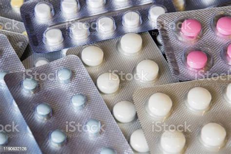 겨울에 감기 또는 독감 바이러스 치료에 대 한 알 약의 집합 0명에 대한 스톡 사진 및 기타 이미지 0명 감기와 독감