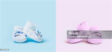 신생아 플랫 레이 엽서 파란색 분홍색 배경에 소년과 소녀를위한 아기 부츠 신발 복사 공간이있는 신생아의 탄생을 축하합니다 귀여운에 대한 스톡 사진 및 기타 이미지 Istock