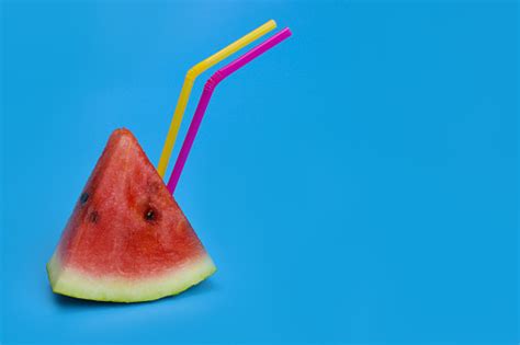 파란색 배경에 튜브가있는 잘 익은 수박 조각 텍스트 공간을 복사하십시오 0명에 대한 스톡 사진 및 기타 이미지 0명 과일