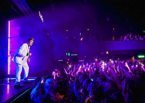 Nick Carter agradece apoio de fãs em show de SP após morte de irmã