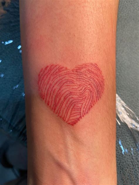 Tatuaje De Huellas En 2022 Huellas Tatuajes Rojos Tatuajes