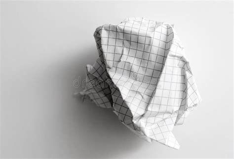 Bola De Papel Hoja Arrugada De Los Desperdicios Del Papel De Escribir