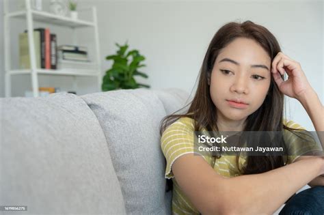 불행한 아시아 여자 소녀 실망 혼자 집에 문제에 대해 슬퍼 외로움을 느낀다 스트레스를 받다 나쁜 관계로 고통받다 헤어지다 이혼