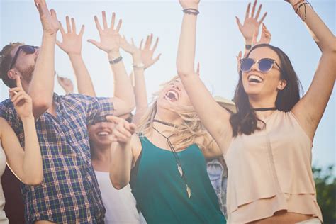 춤과 야외 파티음악 축제에서 좋은 시간을 보내고 사람의 그룹 Carnival에 대한 스톡 사진 및 기타 이미지
