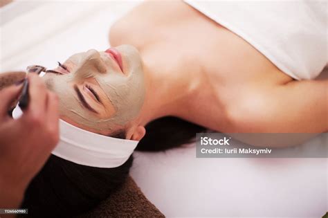 젊은 아름 답 고 건강 한 스파 살롱에서 여자 전통적인 오리엔탈 마사지 치료와 미용 치료입니다 건강관리와 의술에 대한 스톡 사진 및 기타 이미지 Istock