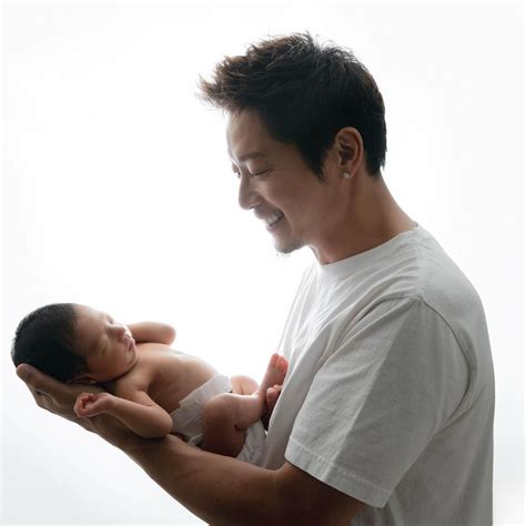 宮崎麗果、幸せオーラあふれ出る第5子の“newborn Photo”を公開「どれも素敵なお写真ばかり」 Entame Next