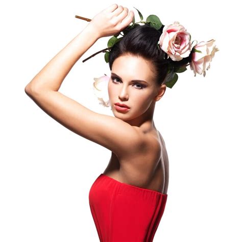 Retrato De Mujer Joven Hermosa En Un Vestido Rojo Con Flores En El Pelo Aislado En Blanco