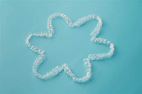 치열 교정 치과 치료를 위해 사용할 수 있는 투명한 보이지 않는 치과 용 조정기 또는 중괄호 0명에 대한 스톡 사진 및 기타 이미지 Istock