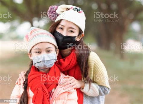 바이러스 질병으로부터 보호하기 위해 얼굴 보호 의료 마스크를 착용하는 어머니와 딸 10 11세에 대한 스톡 사진 및 기타 이미지