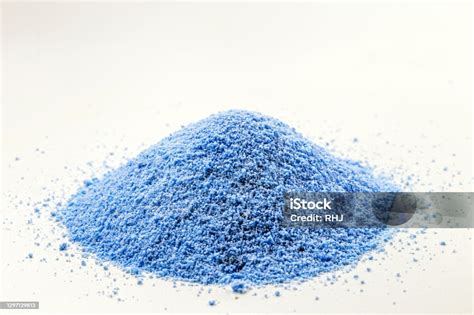 화학 화합물인 구리 황산염은 조류로 작용합니다 수영장 농업 및 원예에 사용 되는 미네랄 화합물 작물에 곰팡이 감염을 피하기 위해 많은 사용 그라우트에 대한 스톡 사진 및