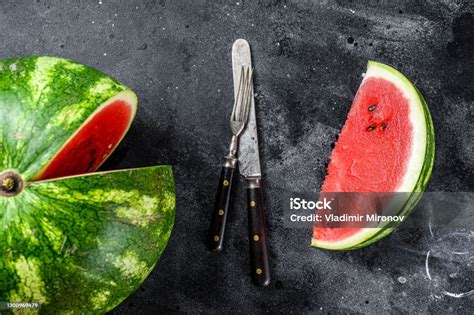 잘라낸 슬라이스가 있는 붉은 잘 익은 수박 검은 색 배경 위쪽 보기 0명에 대한 스톡 사진 및 기타 이미지 0명 건강한