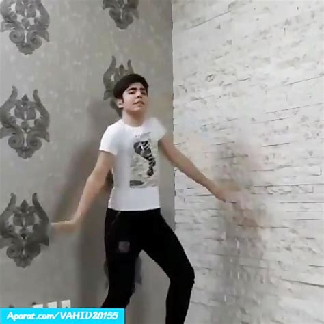 رقصیدن زیبای پسر ایرانی با آهنگ شاد