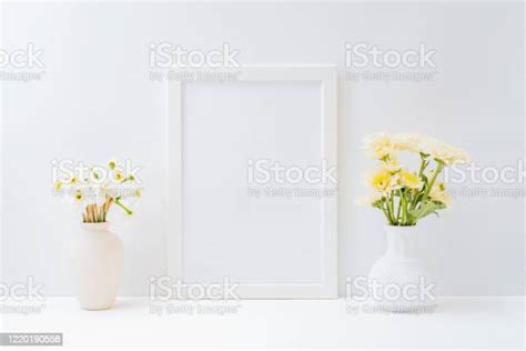 장식 요소와 홈 인테리어 밝은 배경에 꽃병에 흰색 프레임과 꽃과 모형 0명에 대한 스톡 사진 및 기타 이미지 0명 가정