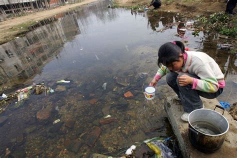 Niña tomando agua contaminada min Efecto Responsable