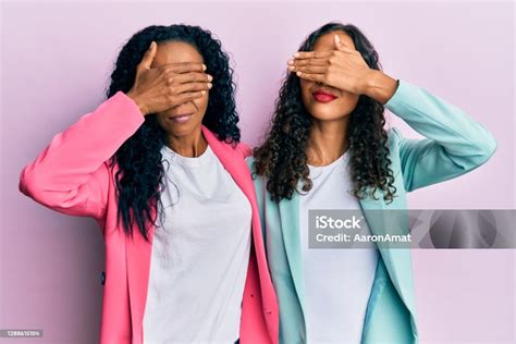 아프리카계 미국인 어머니와 딸은 손으로 눈을 가리는 비즈니스 스타일을 입고 진지하고 슬픈 표정을 짓고 있습니다 보이지 않는 숨어 거부 개념 딸에 대한 스톡 사진 및 기타