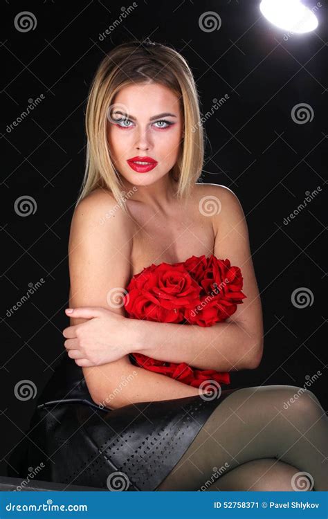 Mujer Rubia Hermosa Con La Parte Posterior Desnuda Imagen De Archivo Imagen De Cuero