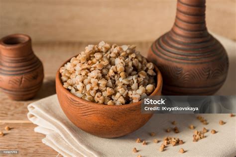 나무 테이블에 갈색 점토 그릇에 요리 된 메 밀 시리얼 건강 한 다이어트를 위한 글루텐 프리 곡물 갈색에 대한 스톡 사진 및 기타 이미지 Istock