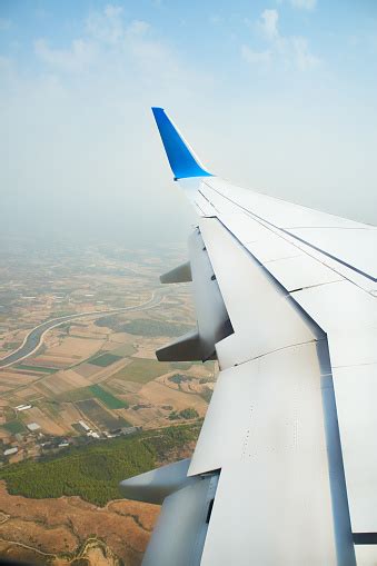 착륙 비행기에서 창 밖으로 볼 수 있습니다 열대 섬 터키 상공의 구름 위를 비행하는 비행기의 날개 하늘의 구름 위를 날고 있는 비행기의 날개 공중 뷰에 대한 스톡 사진 및