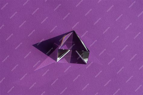 Prisma De Cristal Que Refracta Cristales Mágicos De Luz Y Esfera