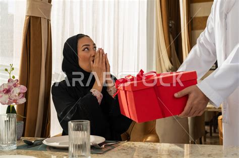 تعابير الاندهاش و الفرح تقديم الهدايا بذكرى يوم الزواج، التعبير عن