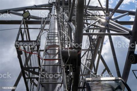 용접 된 금속 빔과 파이프로 만들어진 금속 구조물의 일부 0명에 대한 스톡 사진 및 기타 이미지 0명 3차원 형태 강철 Istock