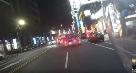 貨車來硬的！17歲短裙妹慘摔「白皙長腿磨地」畫面曝光 網幫喊痛