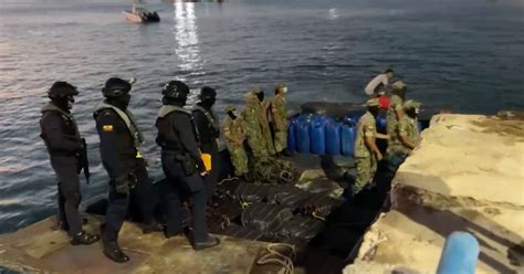La Armada Del Ecuador Interceptó Una Embarcación Con 31 Bultos De Droga En Aguas De Galápagos