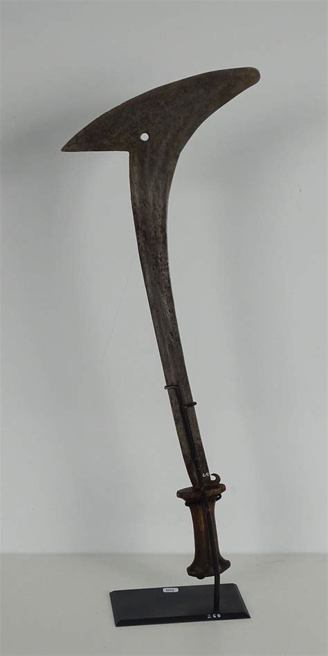 Ancien et grand couteau de type faucille en bois et métal La lame de