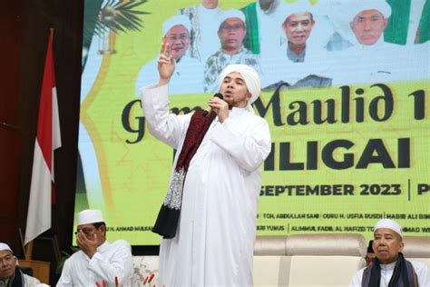 Ribuan Warga Khusu Dengar Tausiyah Habib Jindan Di Maulid Malam Ke 10