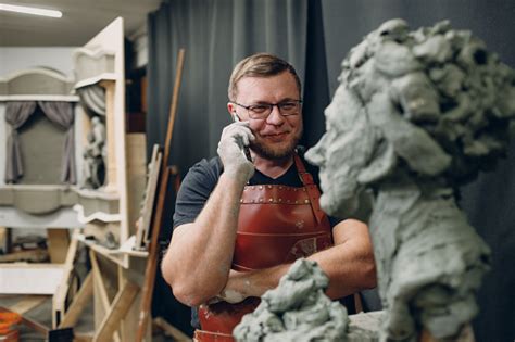 남자 조각가 조각 가슴 점토 인간 여성 조각을 만듭니다 동상 공예 창조 워크샵 손에 대한 스톡 사진 및 기타 이미지 손 사람 얼굴 예술 Istock